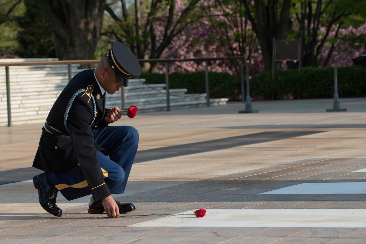 1st in 100 years Public steps on Tomb of Unknown Soldier as Crow Chief ...