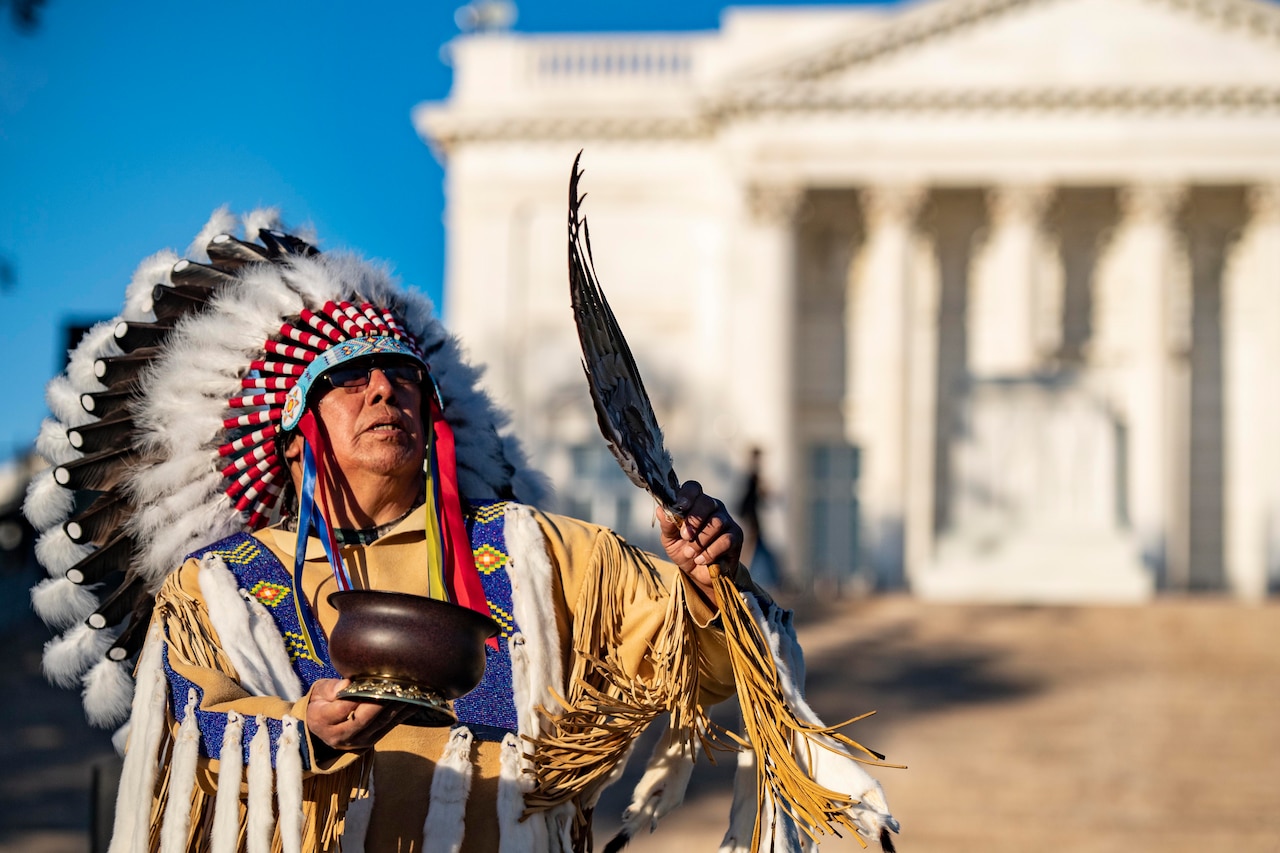 1st in 100 years Public steps on Tomb of Unknown Soldier as Crow Chief ...