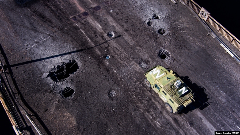 Russia Moving Military Equipment Via Makeshift Ferry Across Dnieper ...