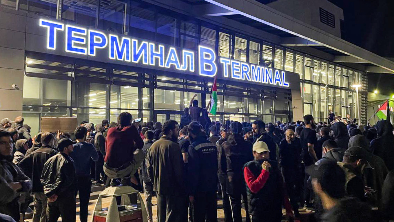 Pro-Hamas Mob Storms Airport Runway in Russia, Hunts for Jews Arriving ...